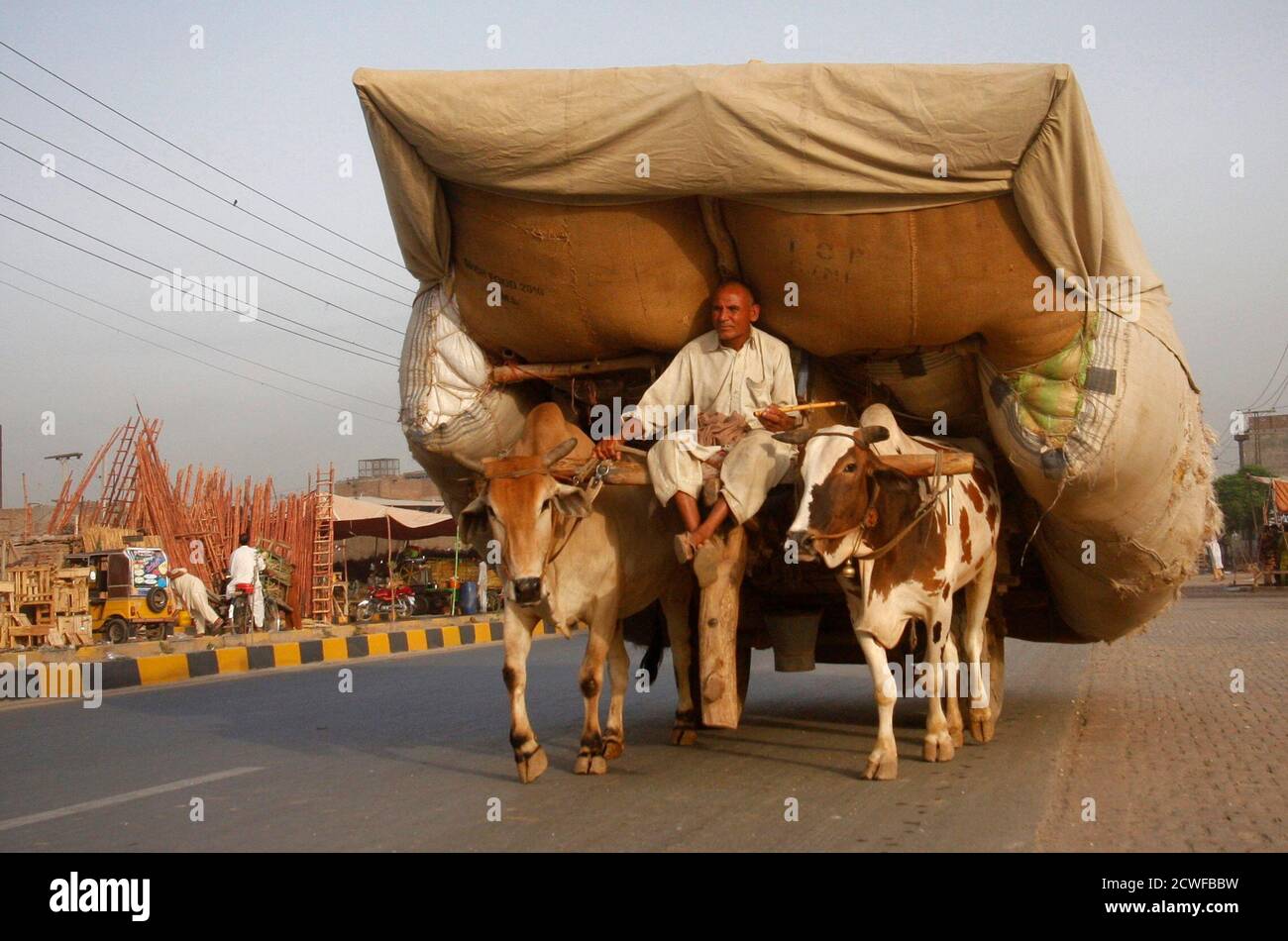 Bullock cart pakistan hi-res stock photography and images - Alamy