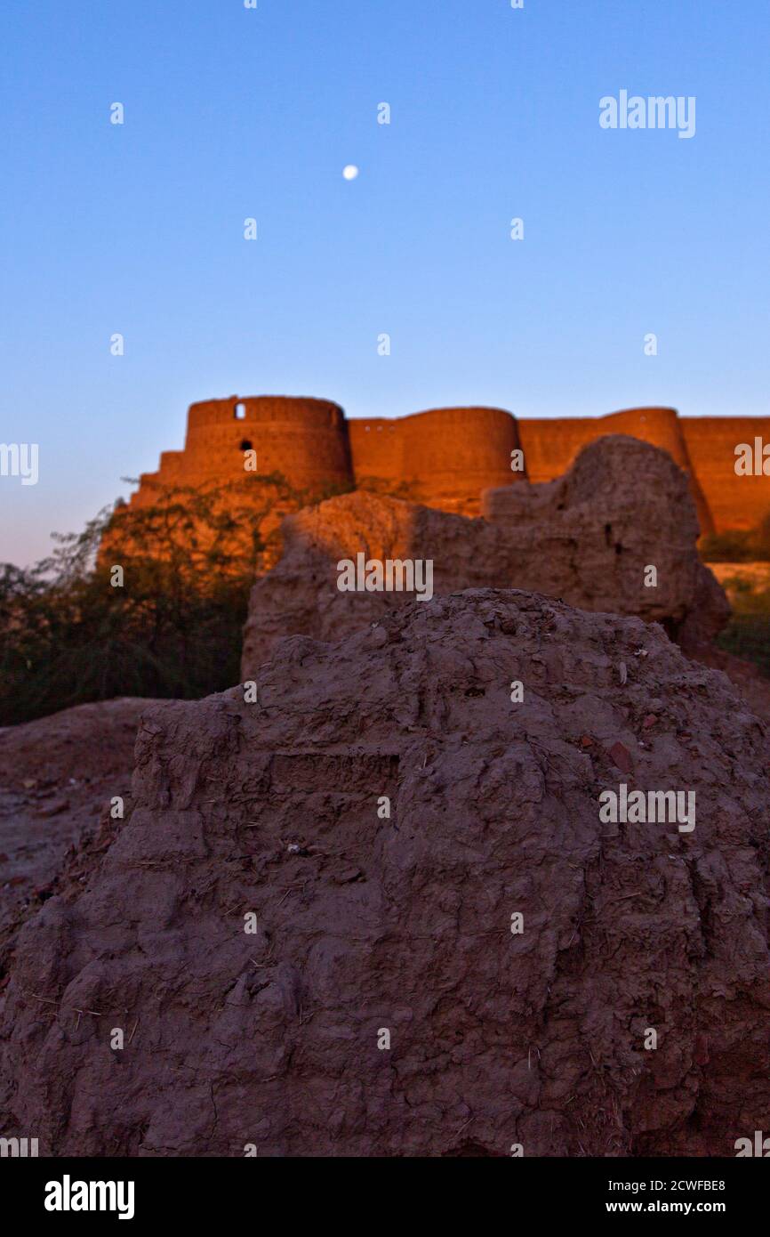derawar fort and Abbasi mosque in Bahawalpur , Pakistan Stock Photo - Alamy
