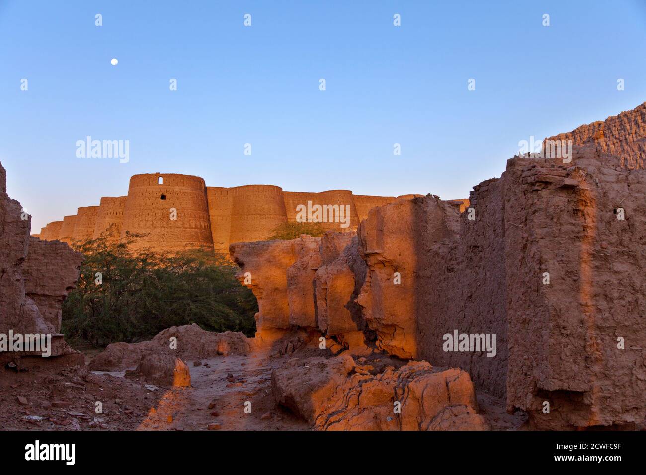derawar fort and Abbasi mosque in Bahawalpur , Pakistan Stock Photo - Alamy