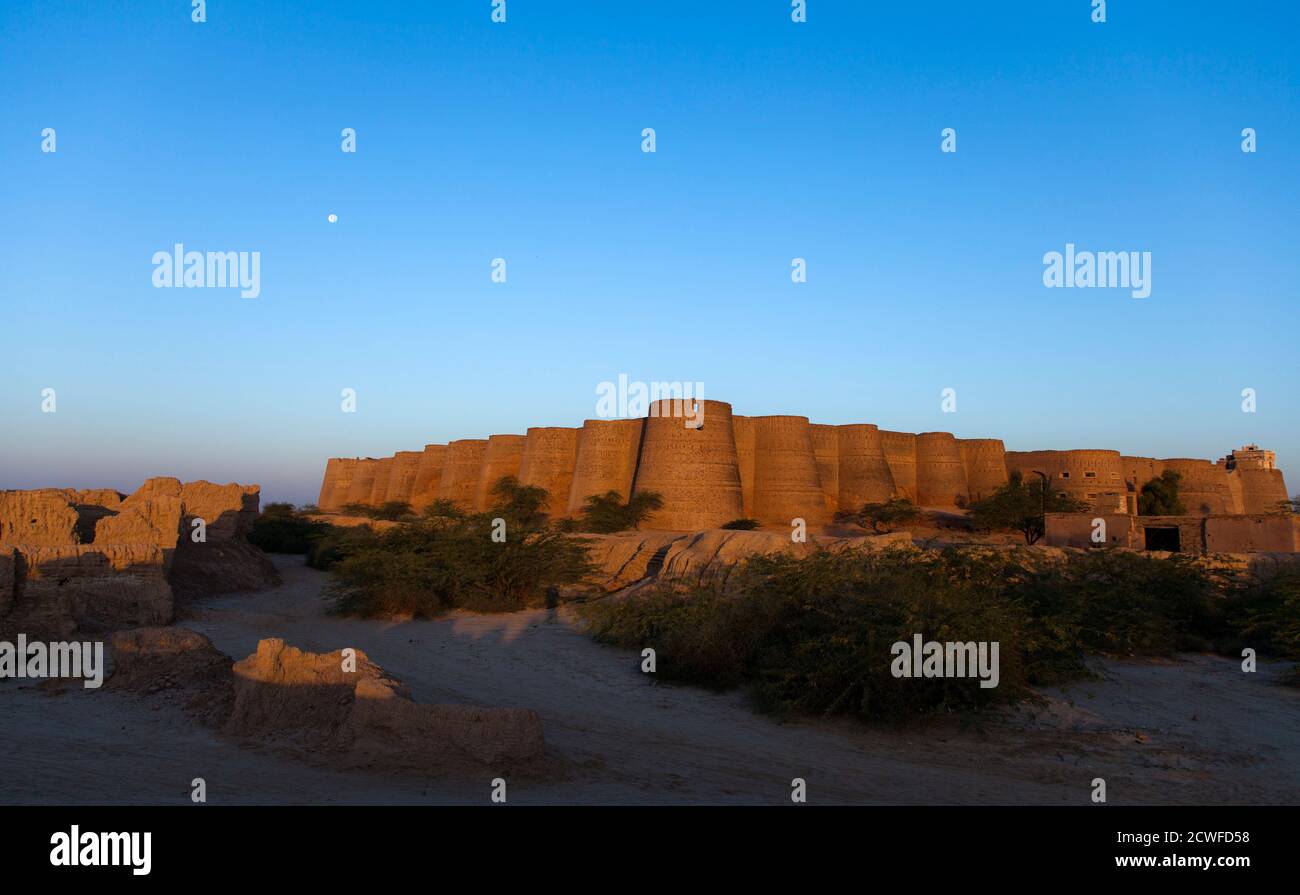 derawar fort and Abbasi mosque in Bahawalpur , Pakistan Stock Photo - Alamy