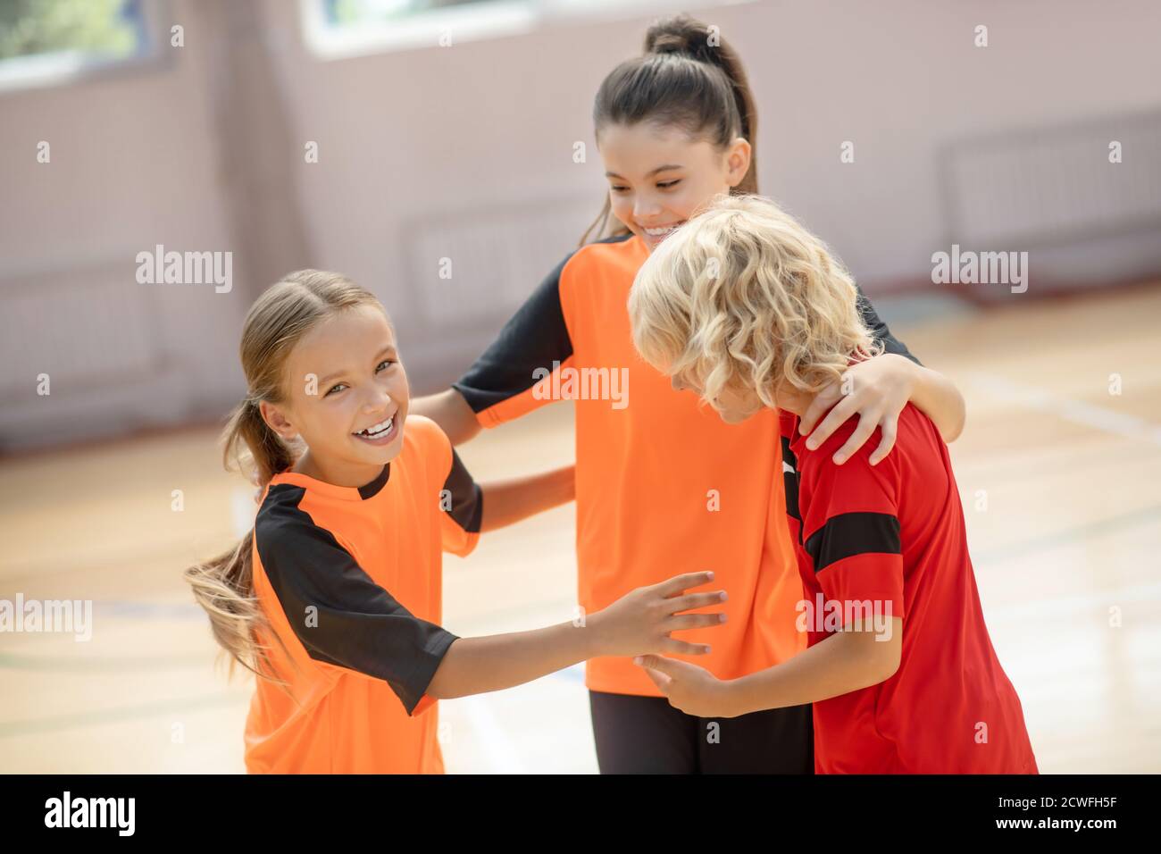 Group of kids hugging hi-res stock photography and images - Alamy