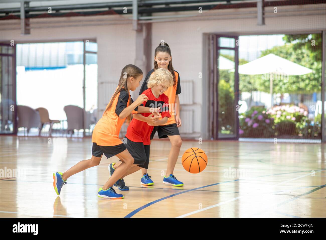 Group of children playing basketball hi-res stock photography and ...