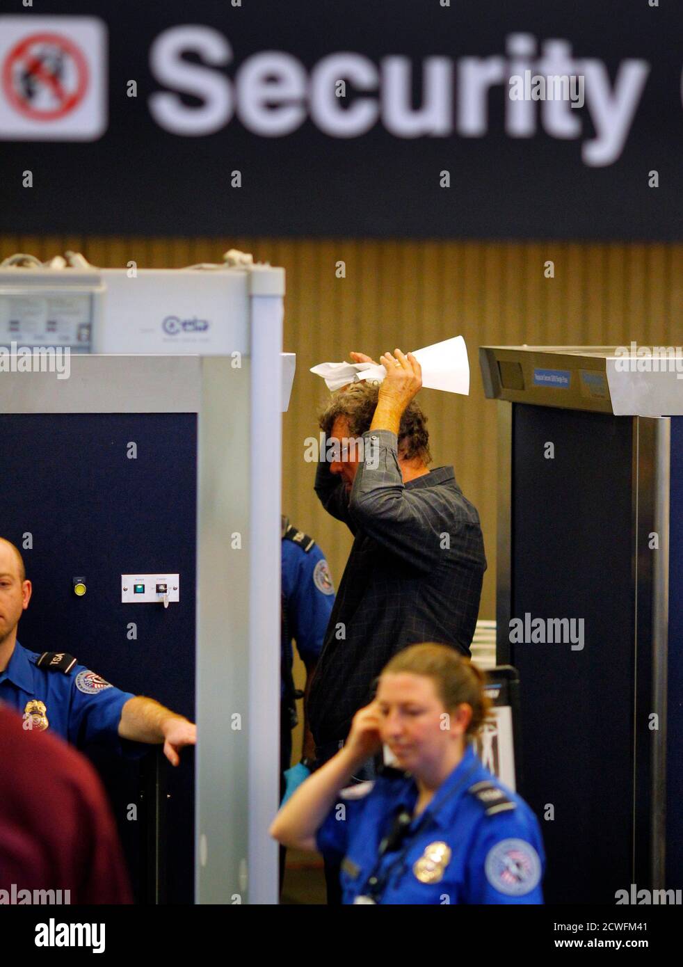 Security official screening hi-res stock photography and images - Alamy