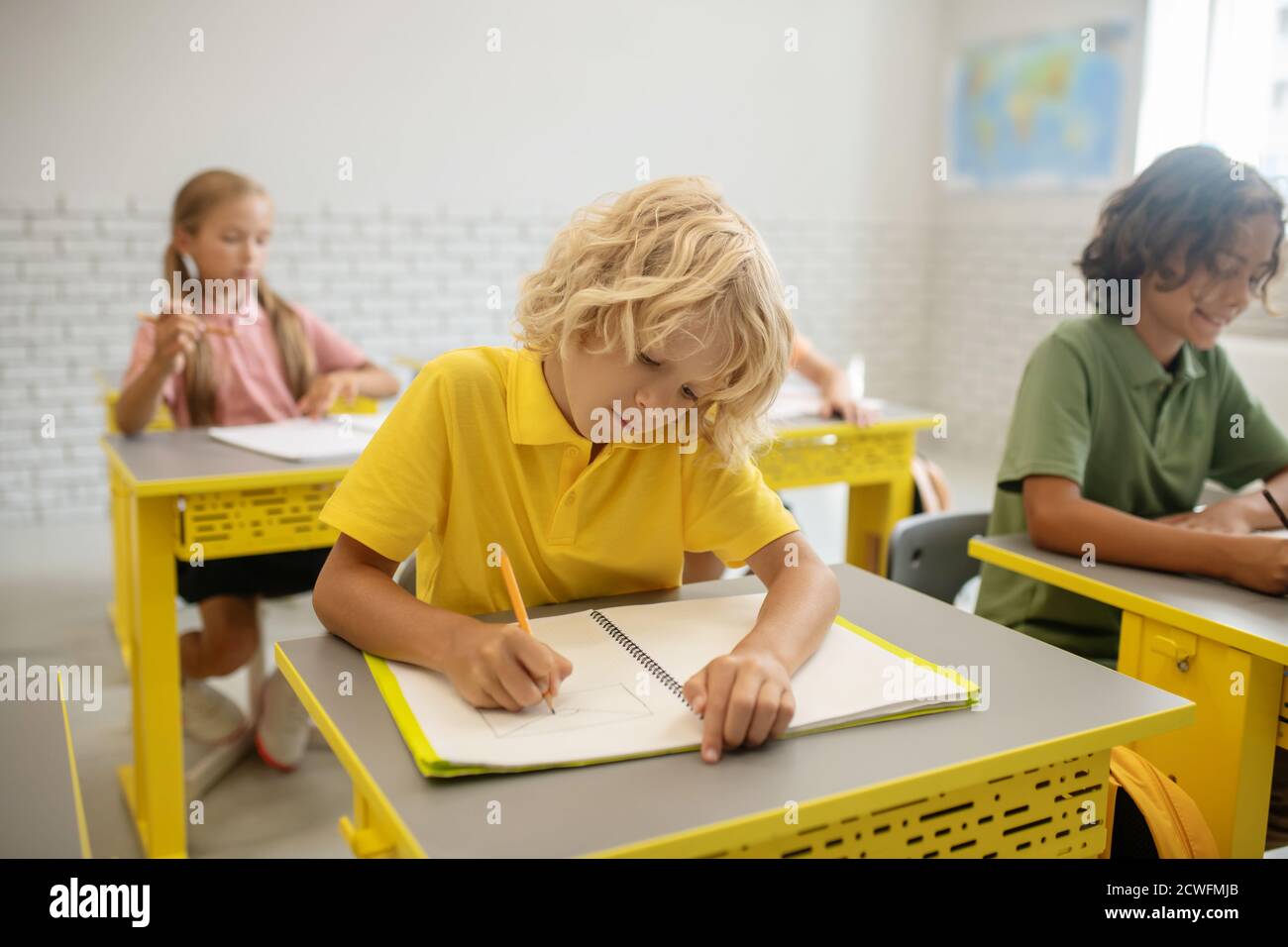 Classroom kids at desks hi-res stock photography and images - Alamy