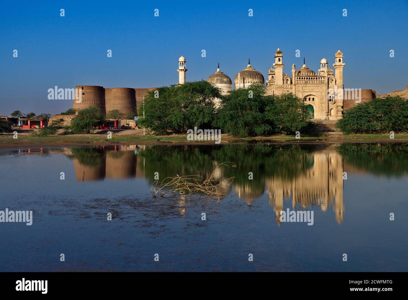 derawar fort and Abbasi mosque in Bahawalpur , Pakistan Stock Photo - Alamy