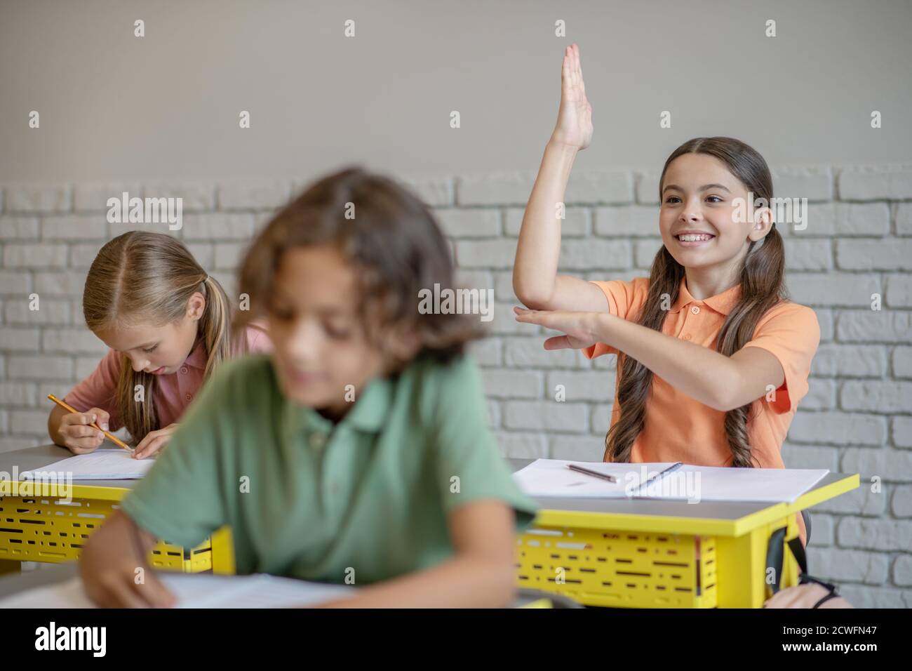 Kids excited answer classroom hi-res stock photography and images - Alamy