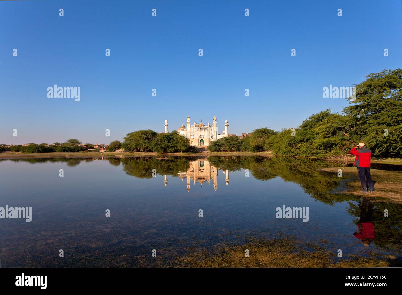 derawar fort and Abbasi mosque in Bahawalpur , Pakistan Stock Photo - Alamy