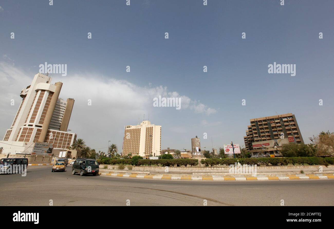 Saddam hussein statue april 2003 hi-res stock photography and images ...