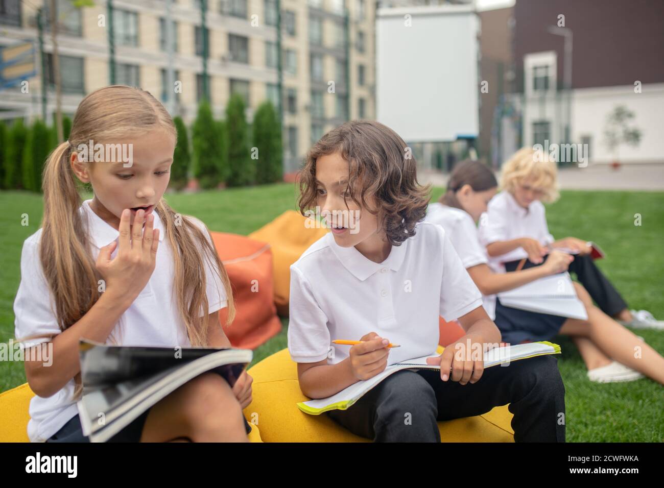 Children peeping hi-res stock photography and images - Alamy