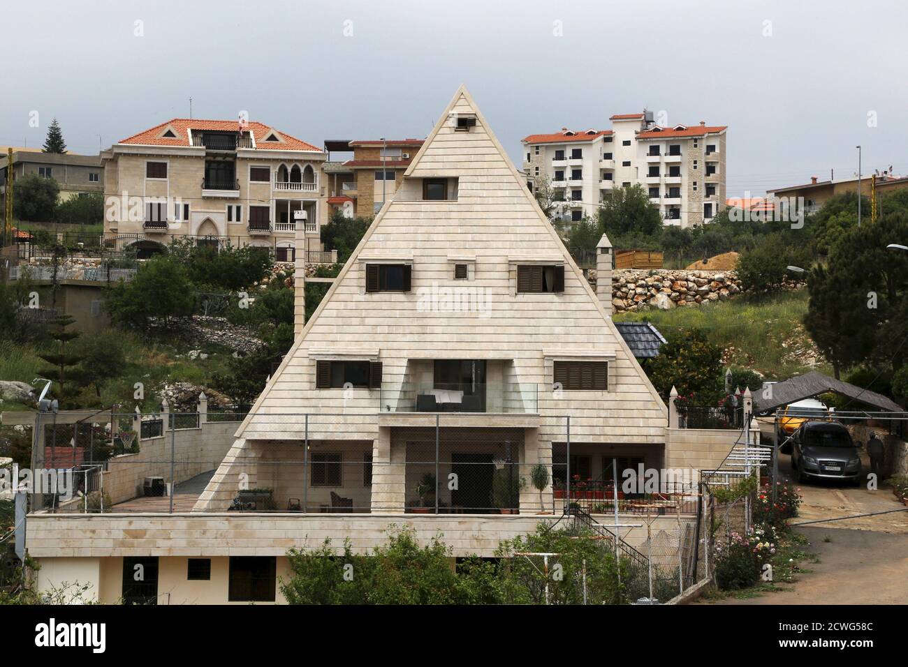 Pyramid shape temples hi-res stock photography and images - Alamy