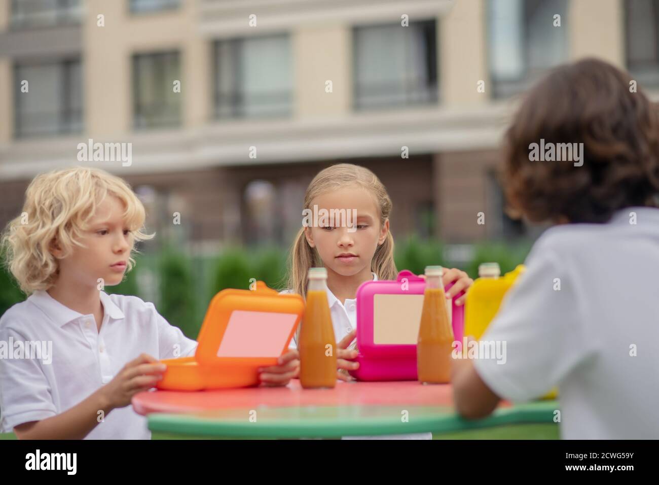Children having lunch hi-res stock photography and images - Alamy