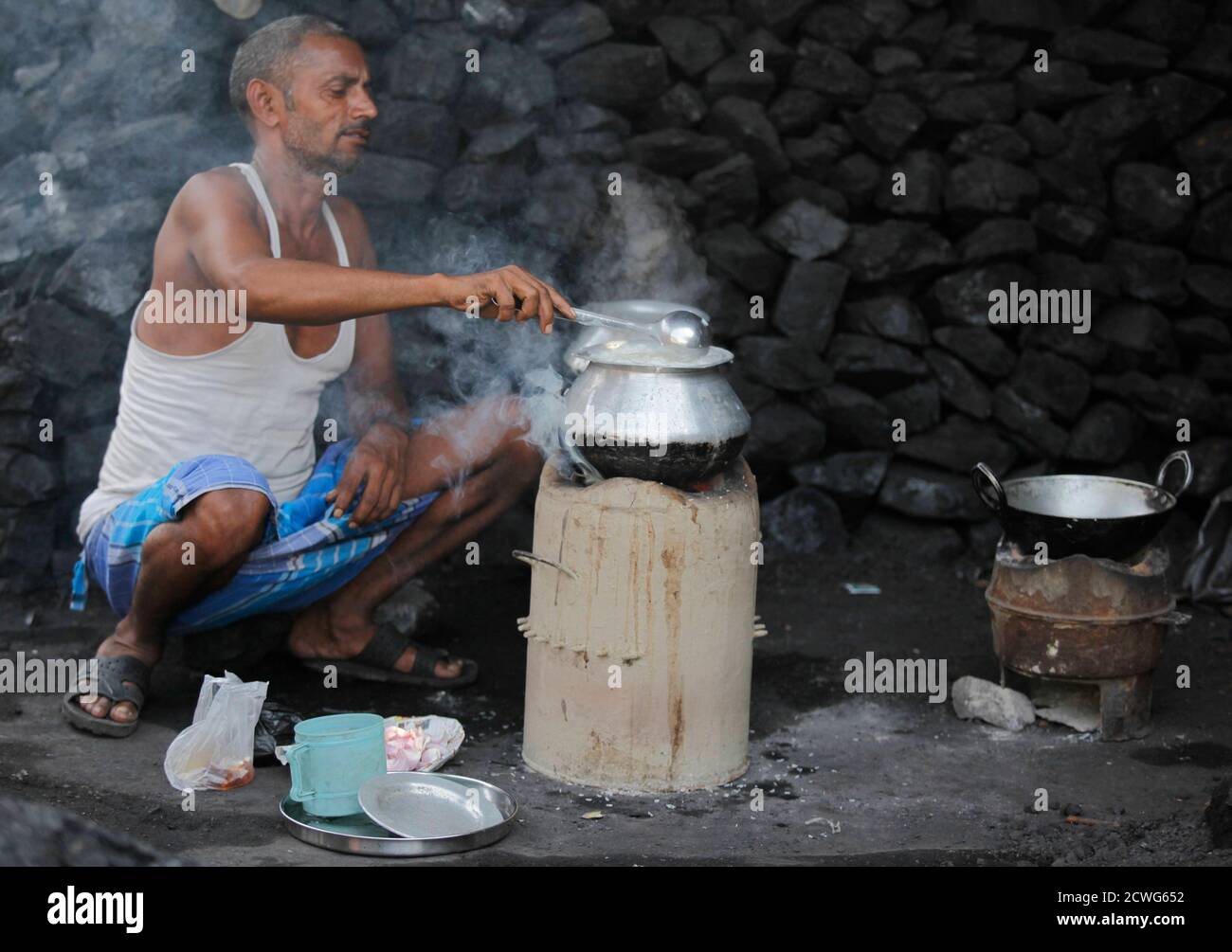 Coal stove india hi-res stock photography and images - Alamy