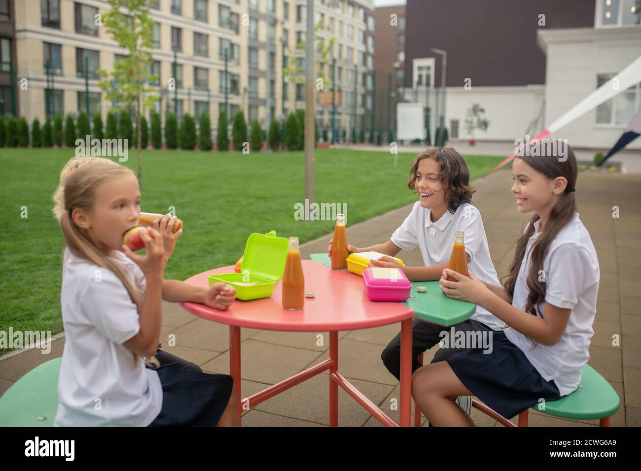 Kids lunch table school hi-res stock photography and images - Alamy