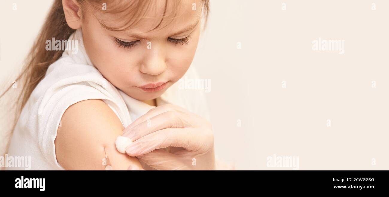 Doctor do injection to young girl. Kid immunization Stock Photo - Alamy