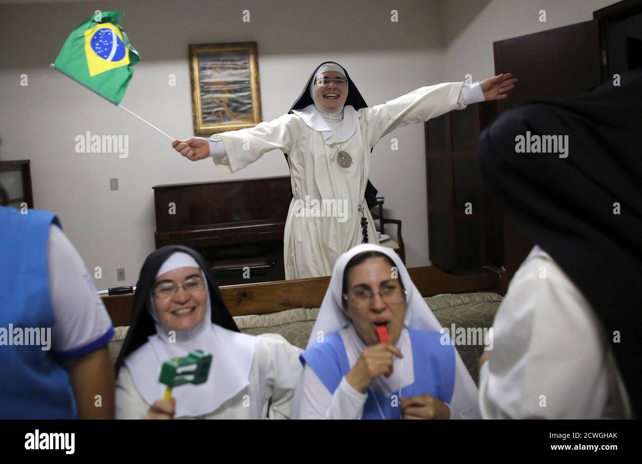 Group of nuns watching hi-res stock photography and images - Alamy