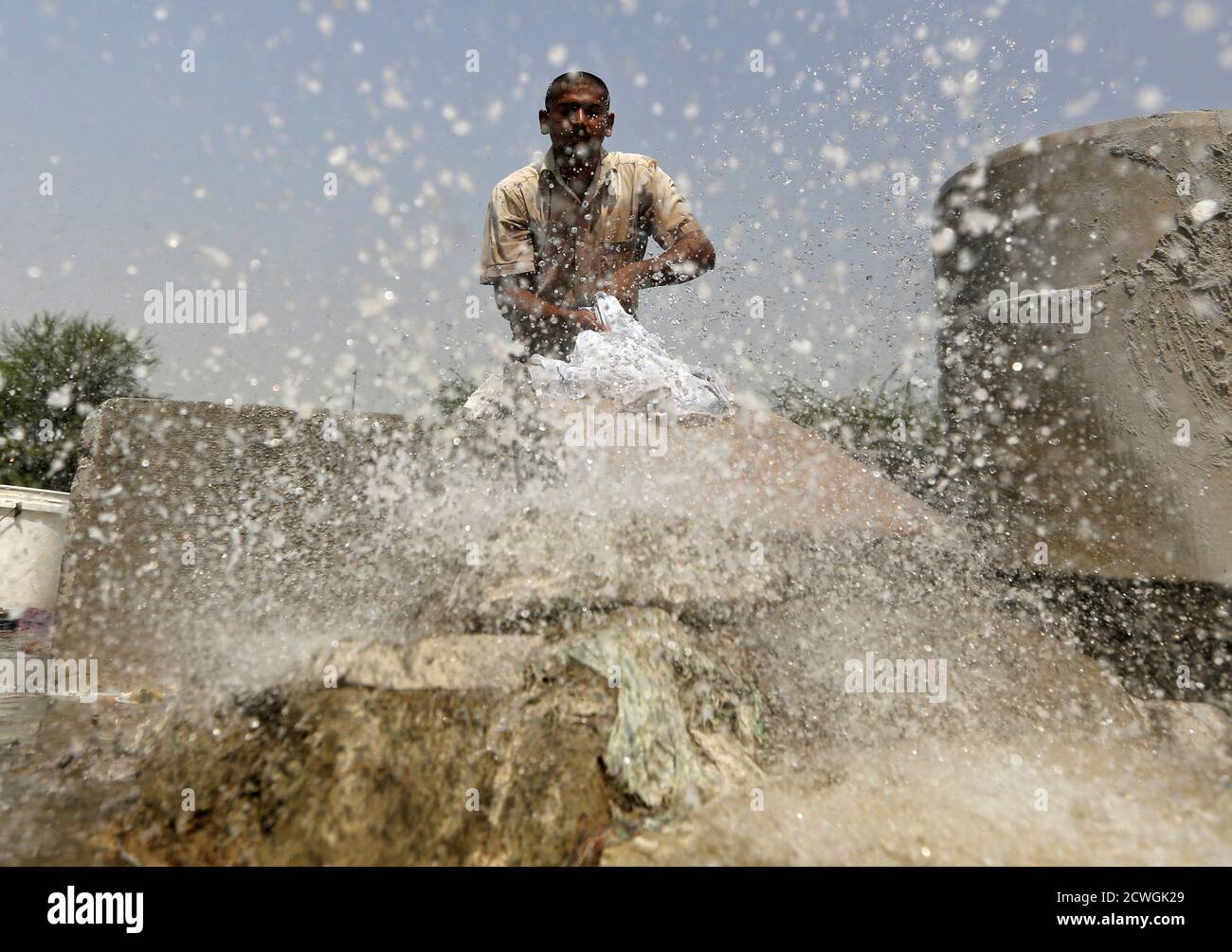 Laundryman hi-res stock photography and images - Alamy