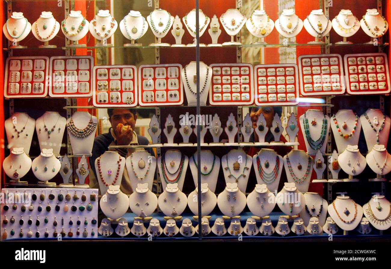 Destroyed retail store inside hi-res stock photography and images - Alamy