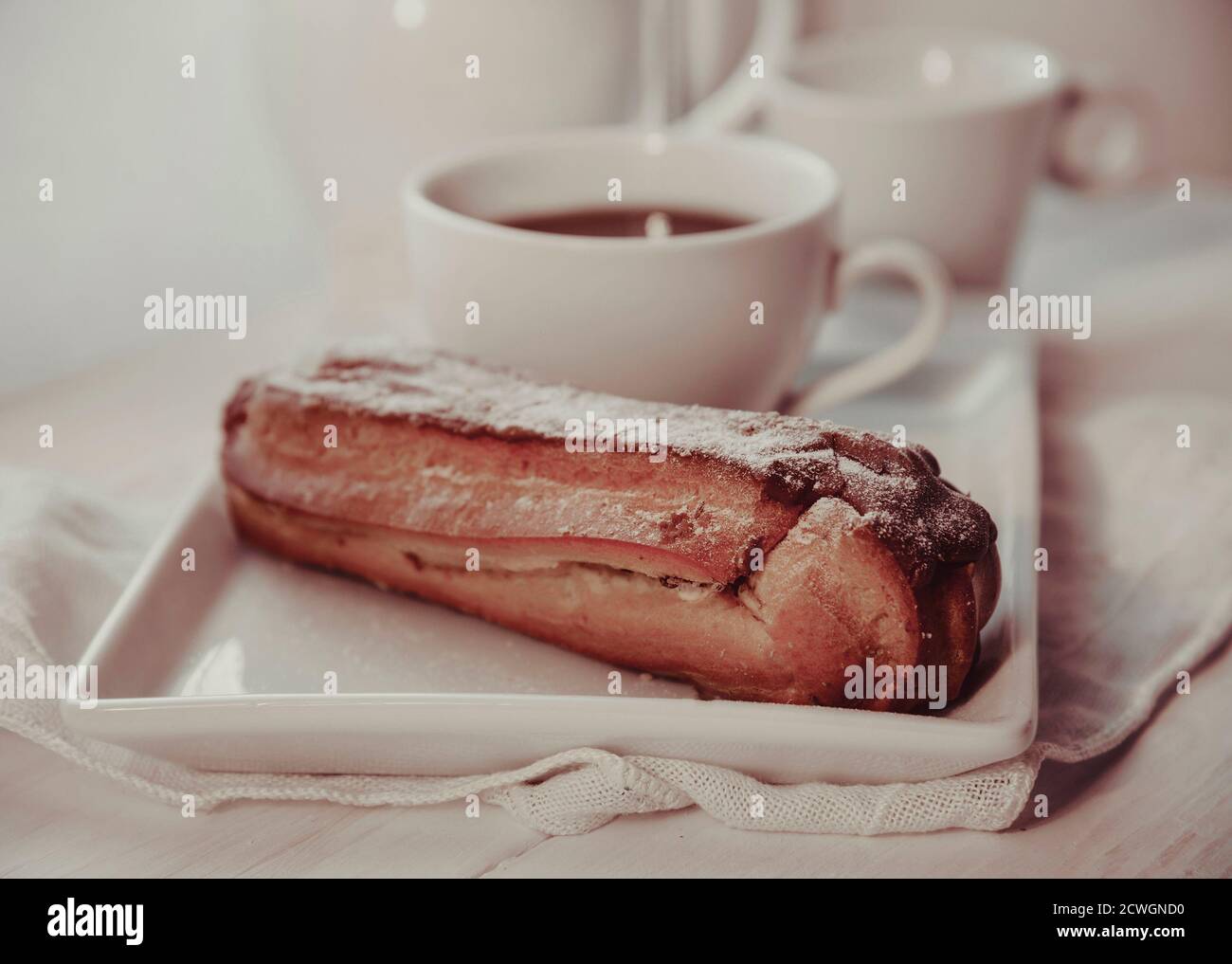 Single eclair hi-res stock photography and images - Alamy