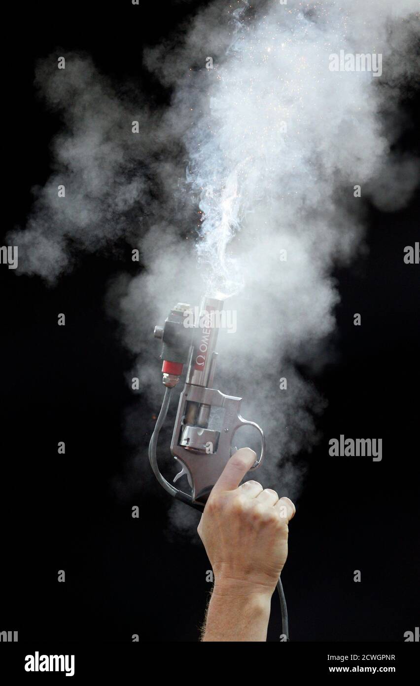 Starter pistol smoke hi-res stock photography and images - Alamy