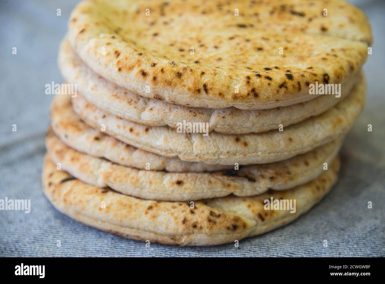 Israeli pita bread pan hi-res stock photography and images - Alamy