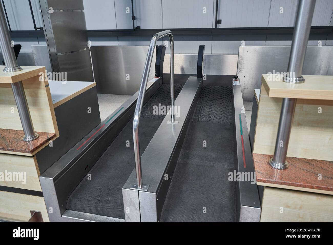Check-in counter and baggage conveyor at an airport Stock Photo - Alamy