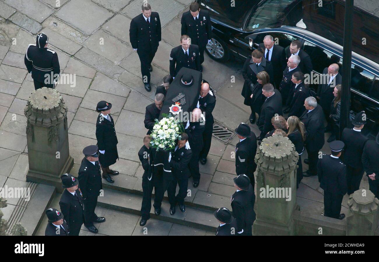 Police officers carry the coffin of pc fiona bone hi-res stock ...