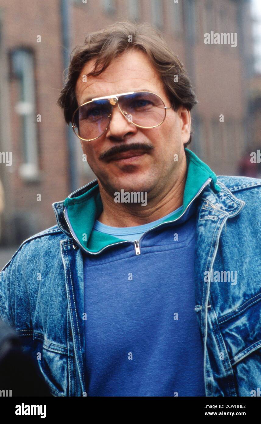 Götz George mit Sonnenbrille bei den Dreharbeiten zum Film "Der Bruch ...