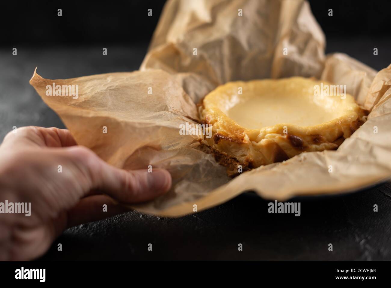 Men arm uncover fresh baked cheesecake close up Stock Photo - Alamy