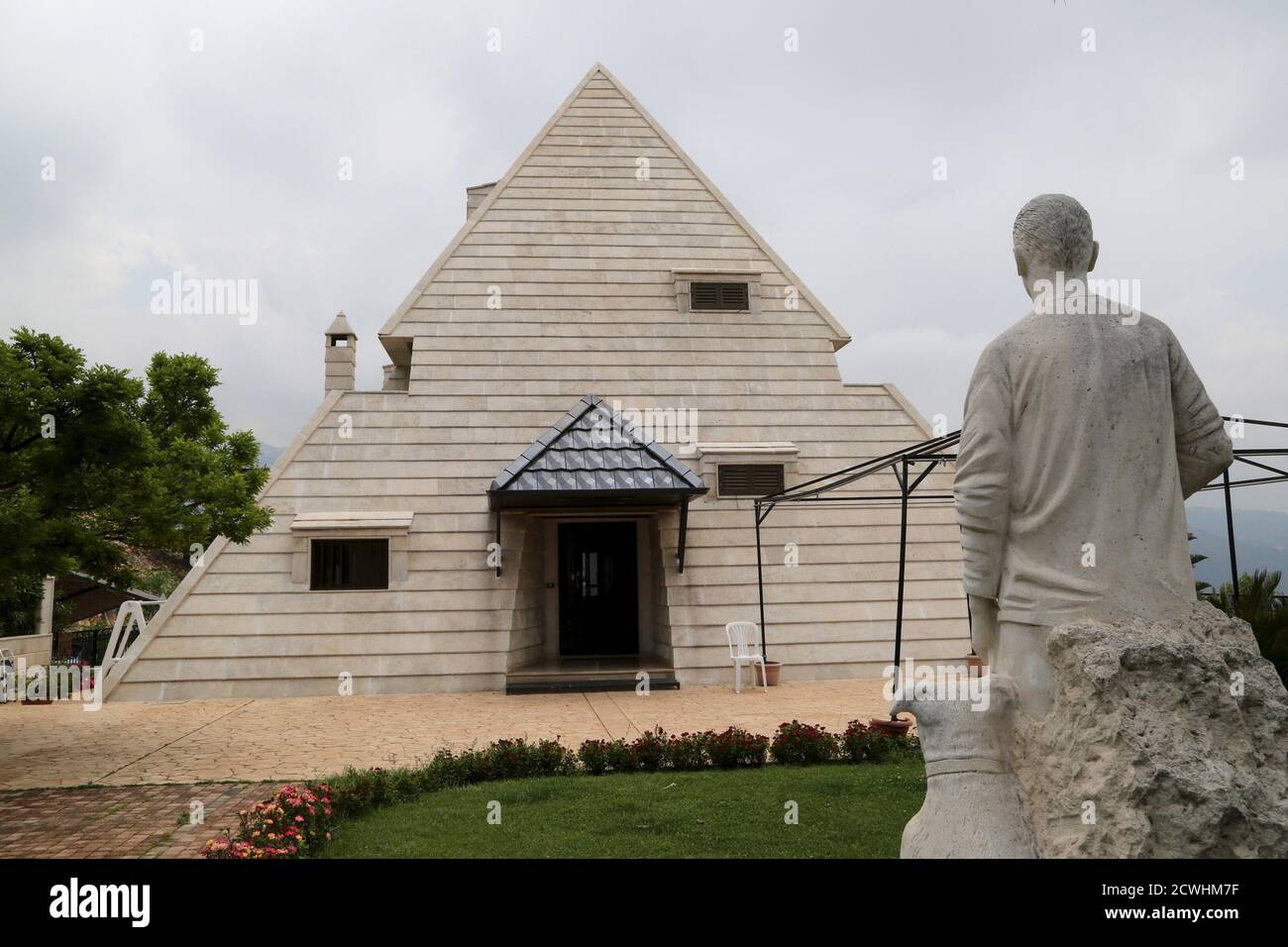Pyramid shape temples hi-res stock photography and images - Alamy