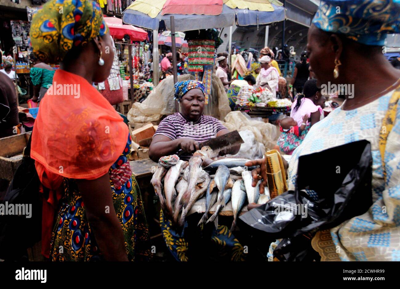 Woman sells fish africa hi-res stock photography and images - Alamy