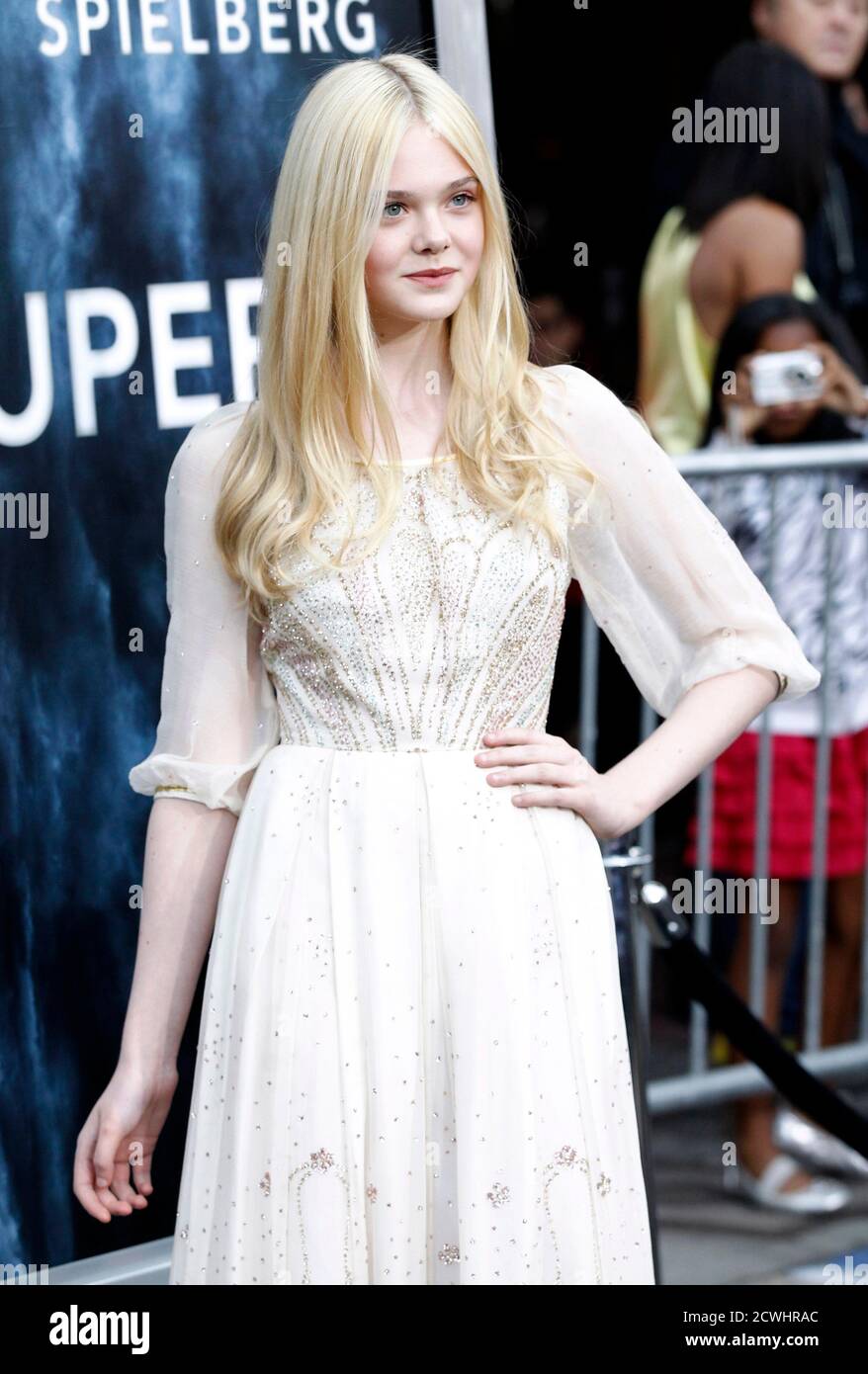 Elle fanning super 8 premiere hi-res stock photography and images - Alamy