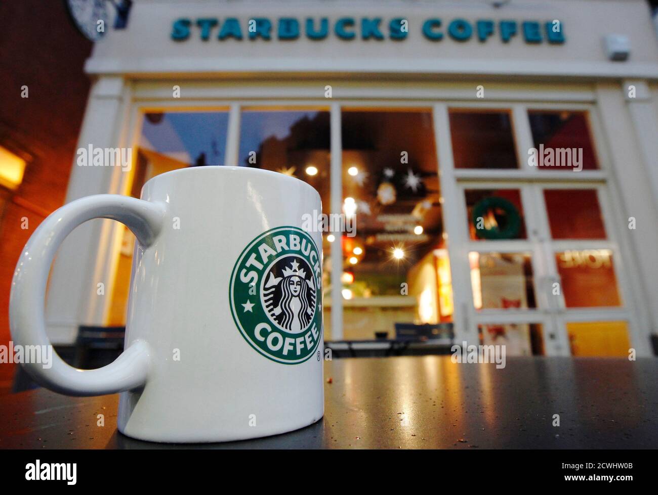 Empty Starbucks Cup High Resolution Stock Photography and Images - Alamy