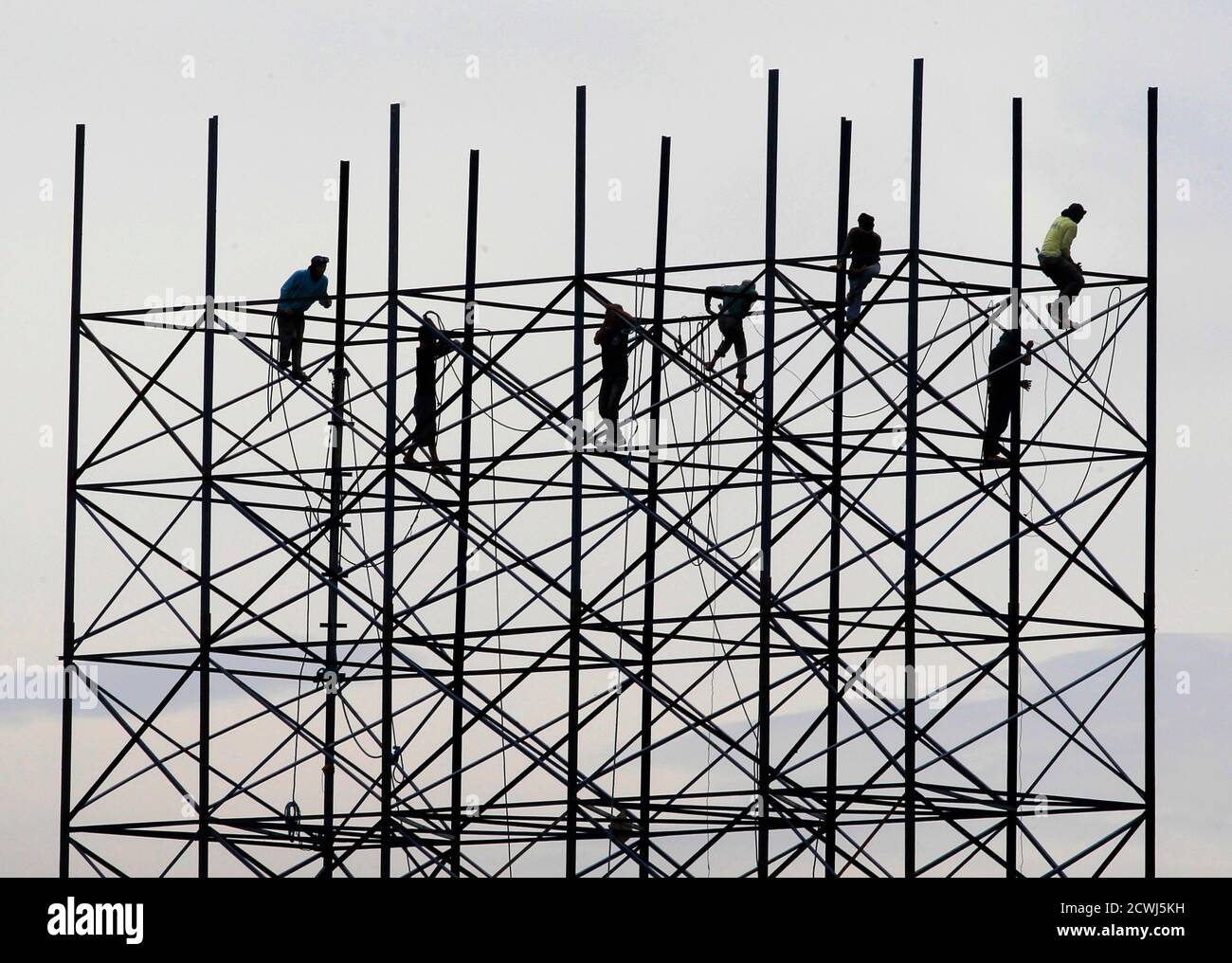 Construction workers on steel beams hi-res stock photography and images ...