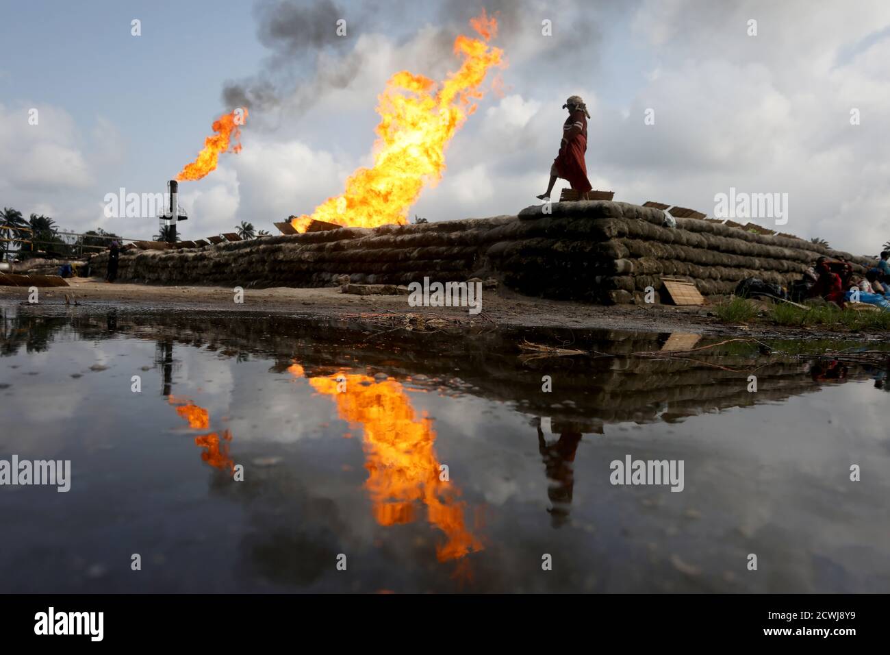 Oil flow station hi-res stock photography and images - Alamy