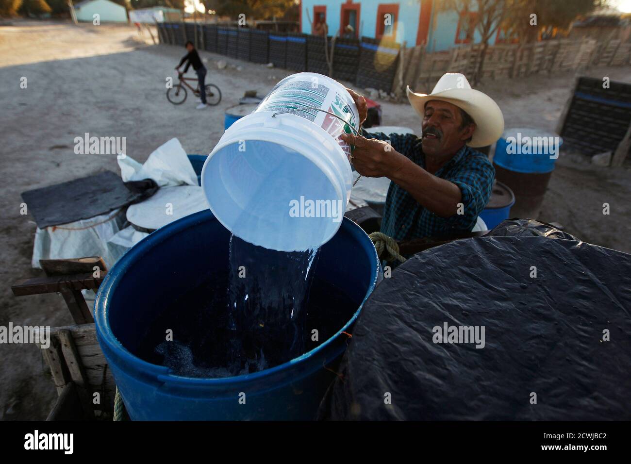 Bucket of water mexico hi-res stock photography and images - Alamy
