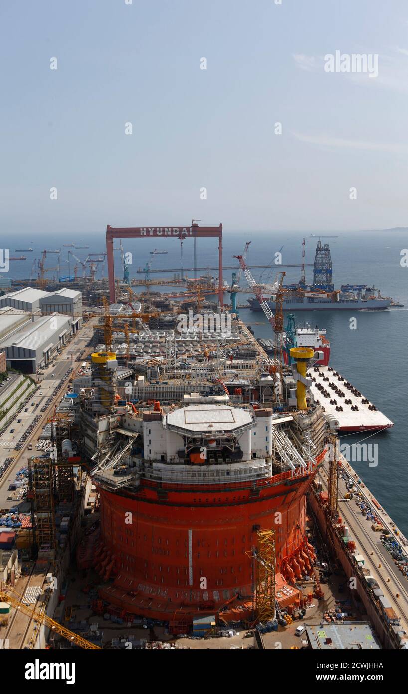Hyundai heavy industries shipyard korea hi-res stock photography and ...