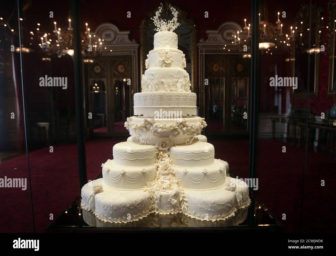 Kate middleton wedding cake hi-res stock photography and images - Alamy
