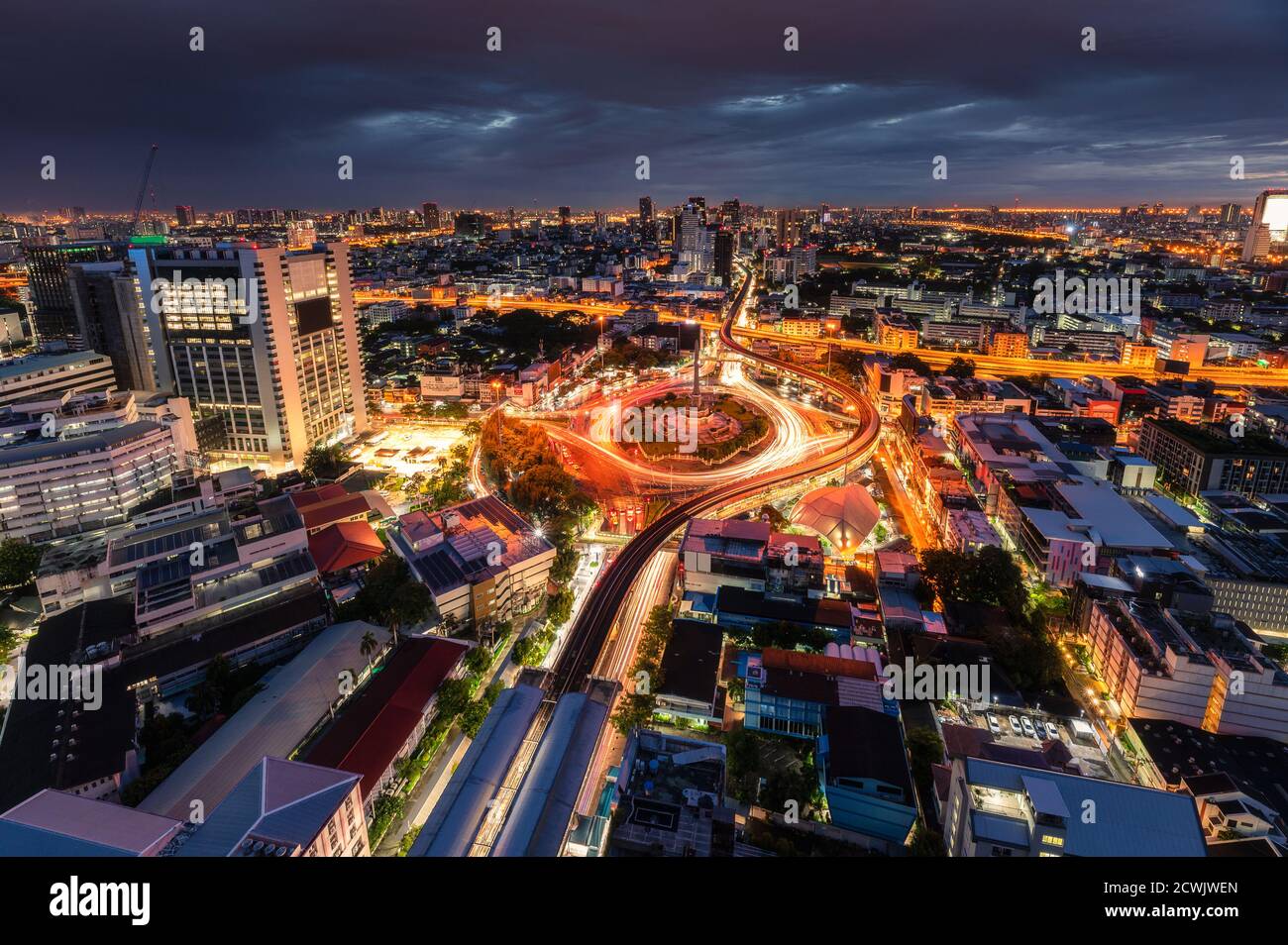 Cityscape of Victory Monument with car traffic on roundabout road in ...