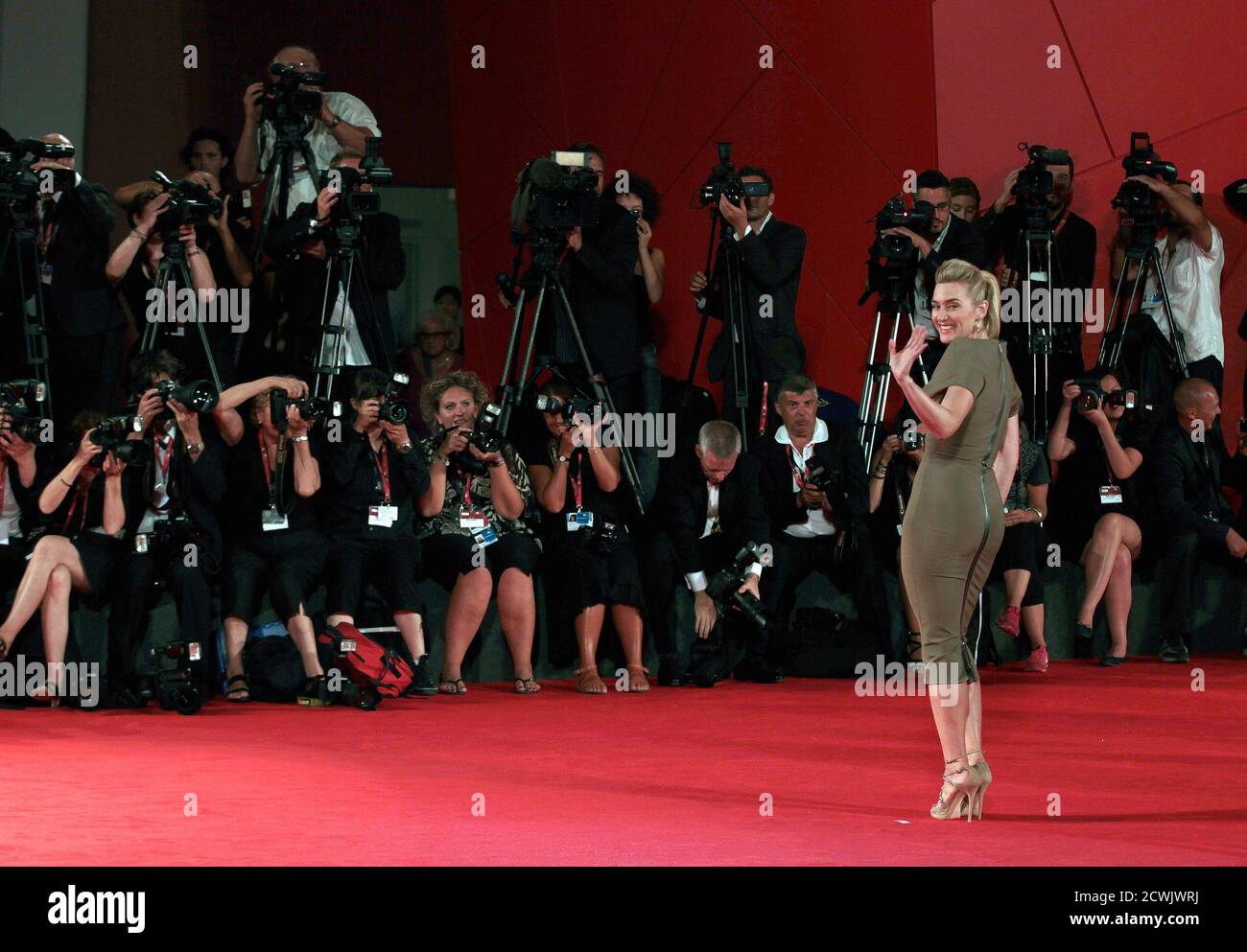 Kate winslet poses in hi-res stock photography and images - Alamy