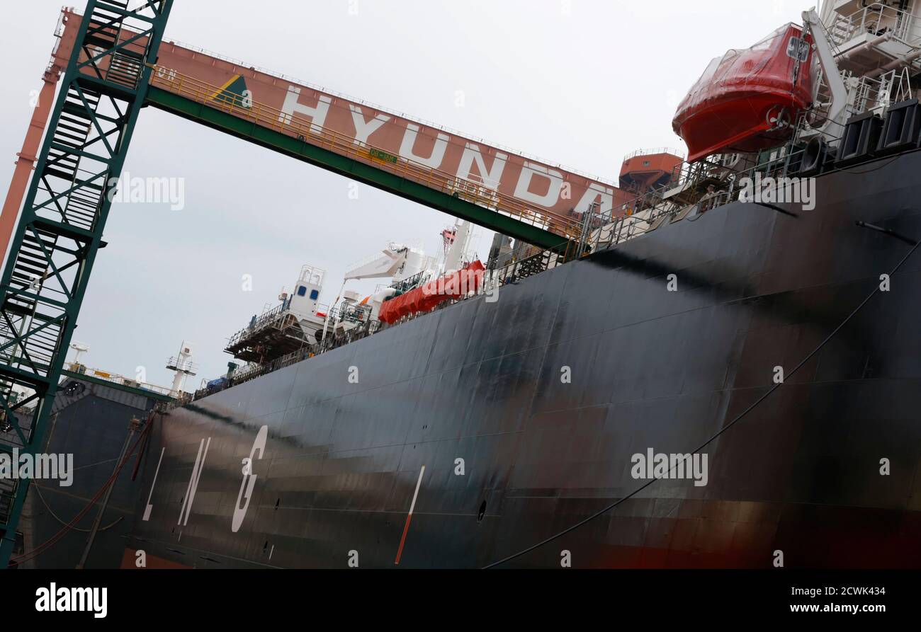 Shipyard hyundai heavy industries seen hi-res stock photography and ...