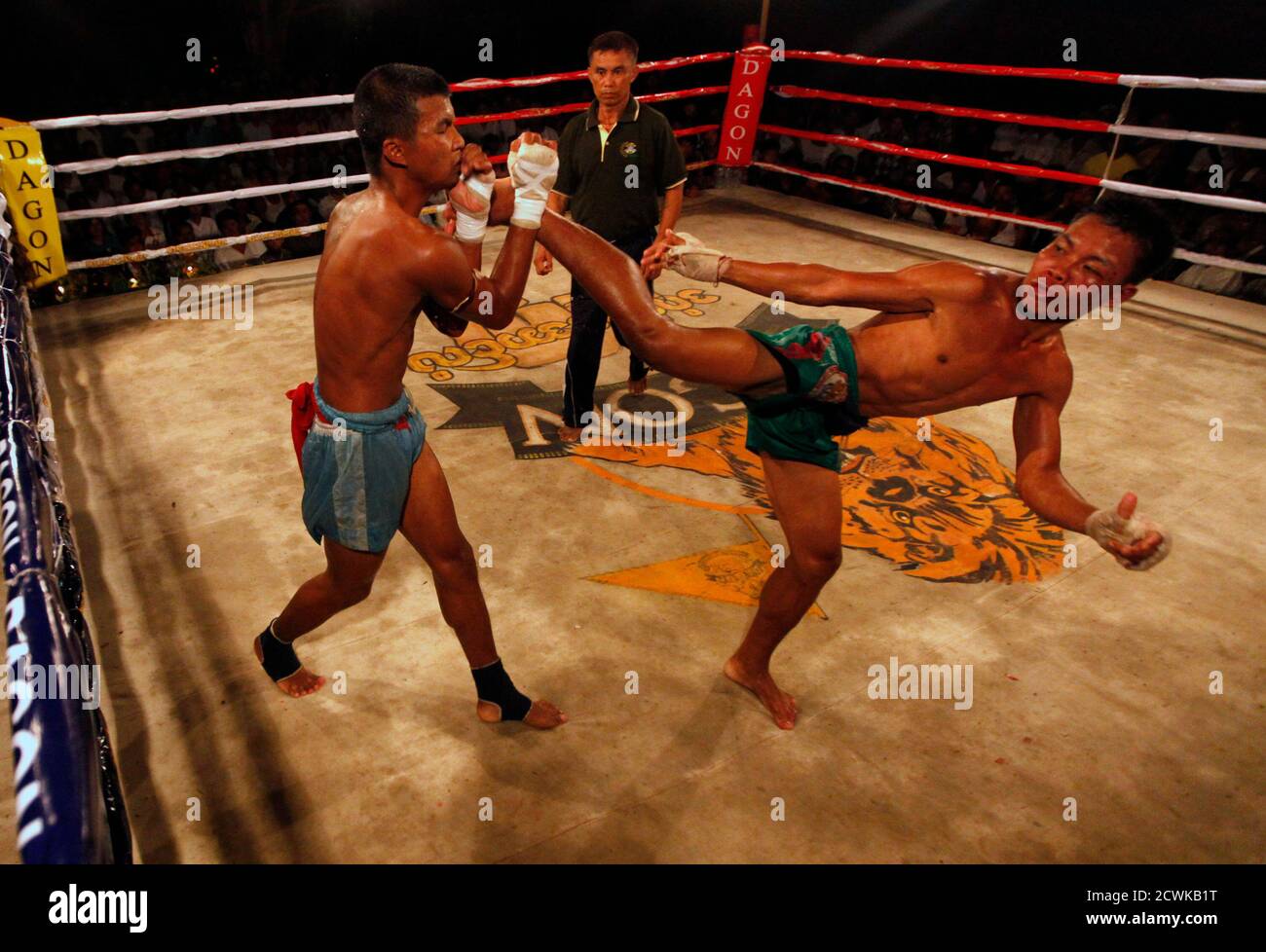 Myanmar boxing hi-res stock photography and images - Alamy