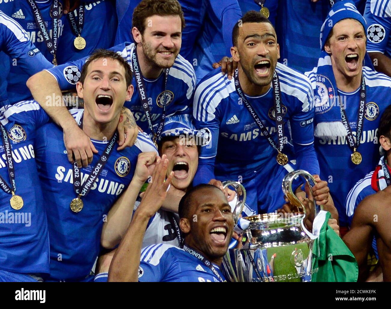 Chelsea bayern 2012 trophy hi-res stock photography and images - Alamy