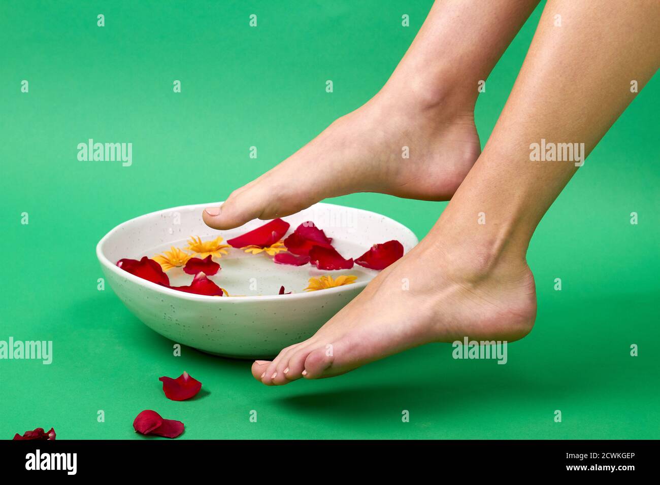 Female feet spa bowl hi-res stock photography and images - Alamy