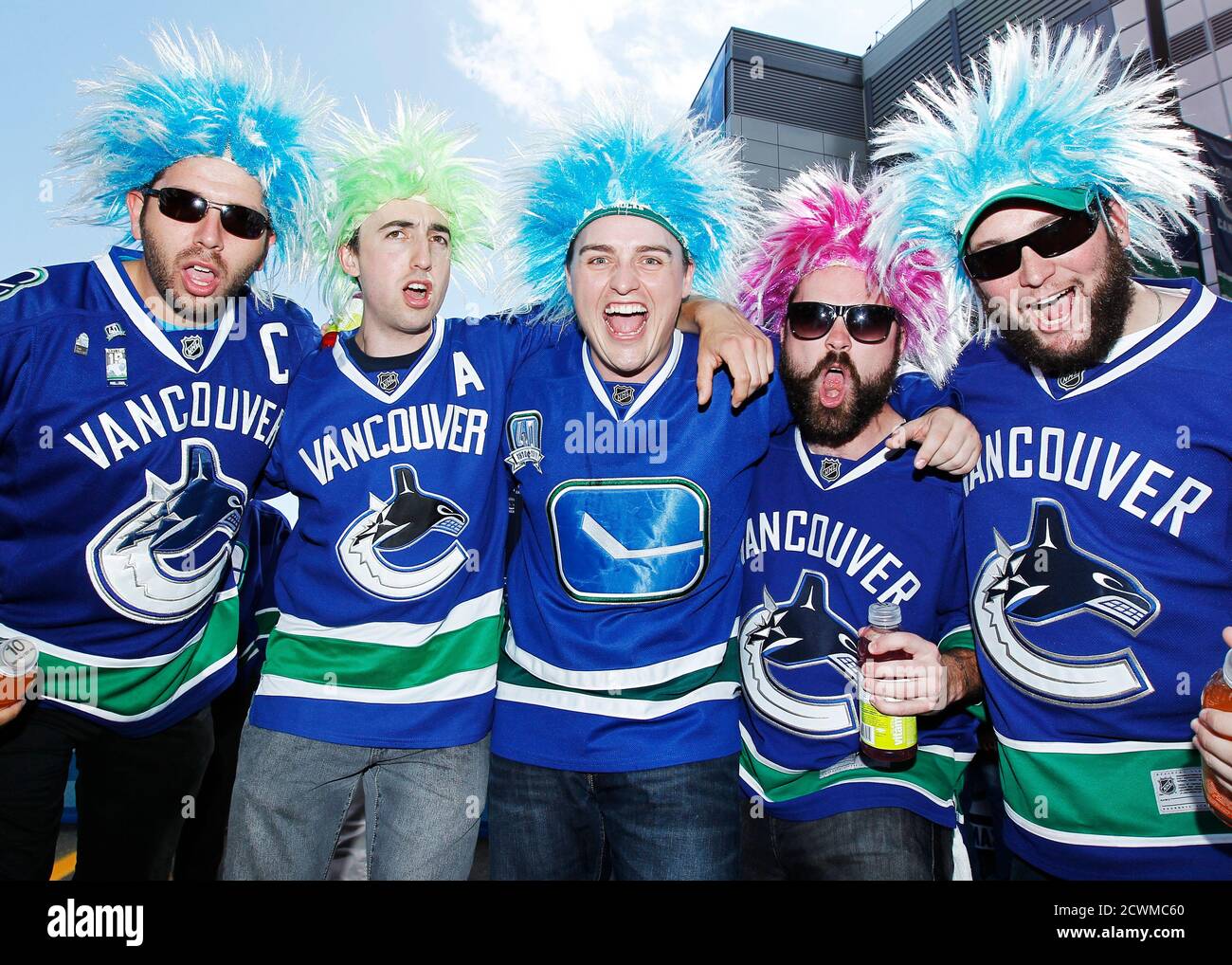 Vancouver canucks fans cheer canucks hi-res stock photography and ...