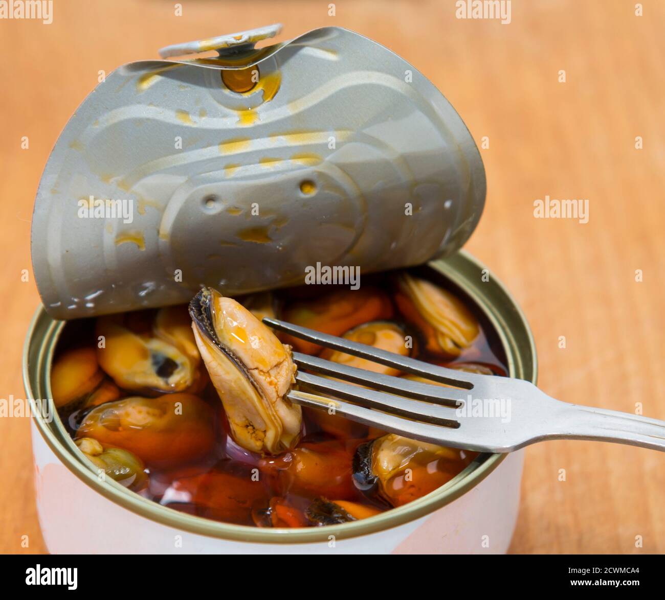 Open mussels tin Stock Photo - Alamy