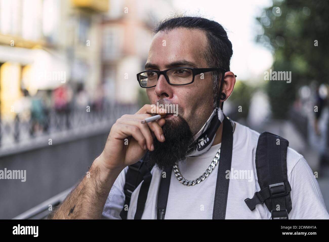 Smoking while walking hi-res stock photography and images - Alamy