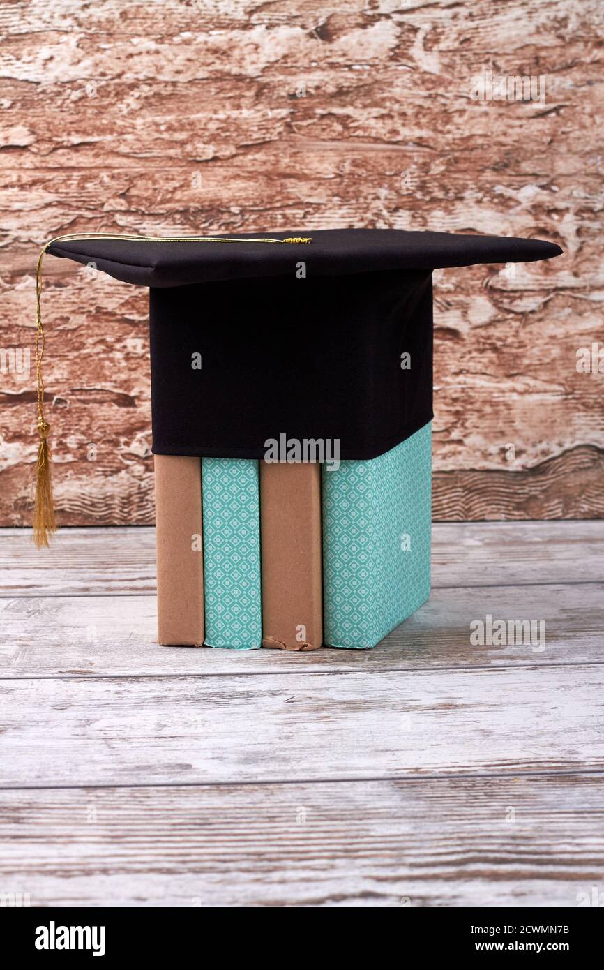 Textbook and graduate cap hi-res stock photography and images - Alamy