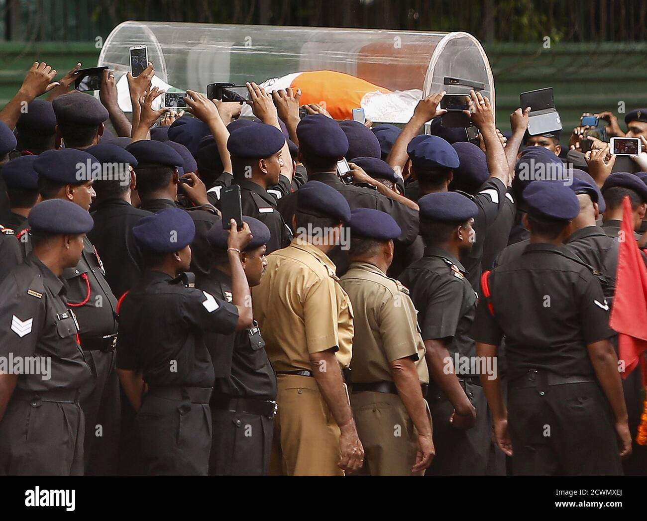 Doctor helping soldier hi-res stock photography and images - Alamy