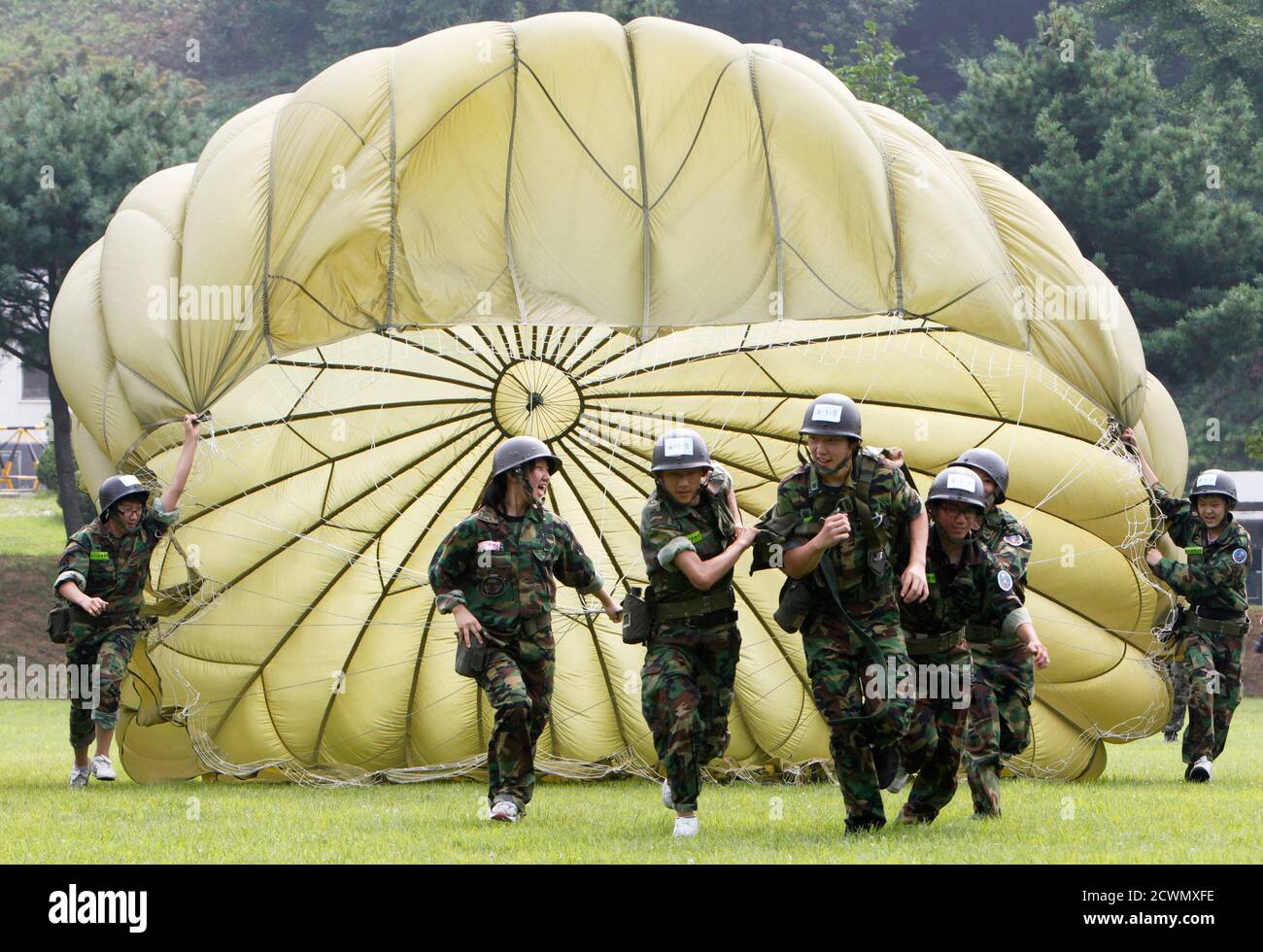 Parachute Training School High Resolution Stock Photography and Images ...