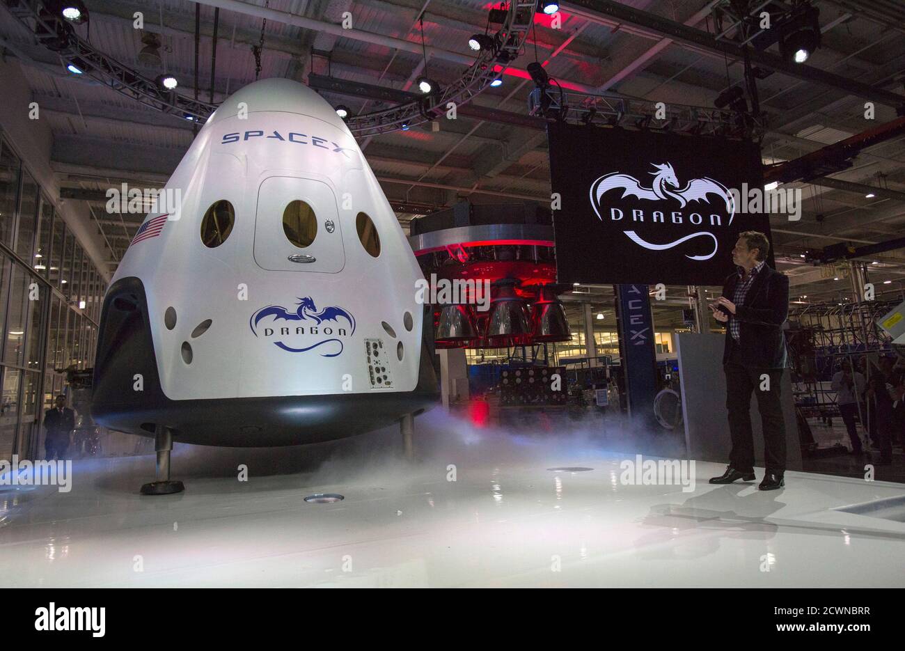 Dragon v2 spacex hi-res stock photography and images - Alamy